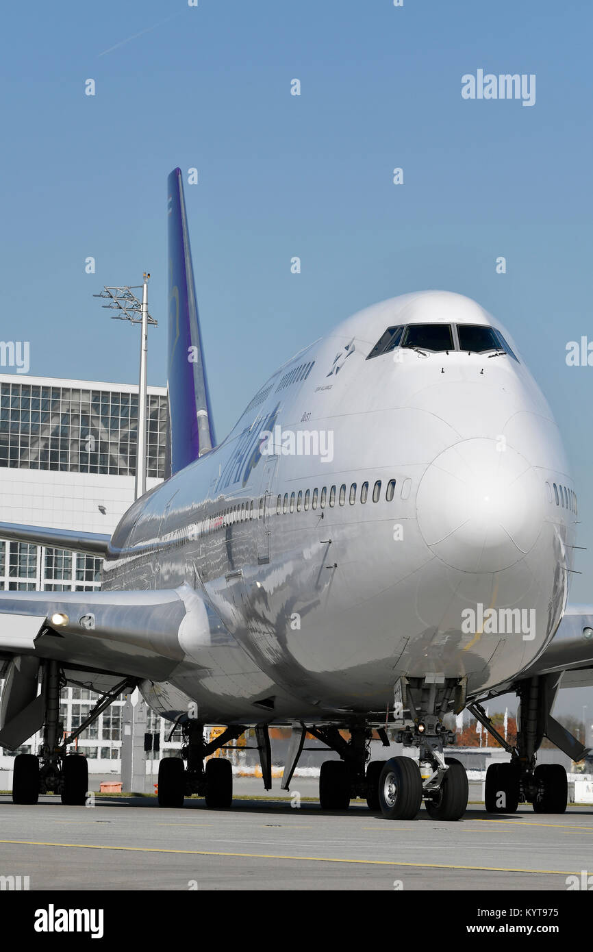 Thai Airways, Boeing, B747-400, roll out, take of, start, Runway, jumbo ...