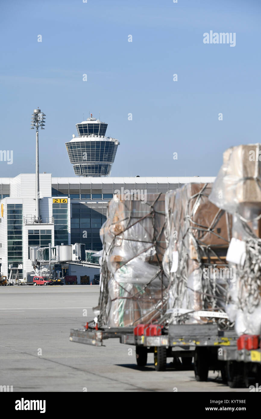 Airport cargo ramp hi-res stock photography and images - Alamy