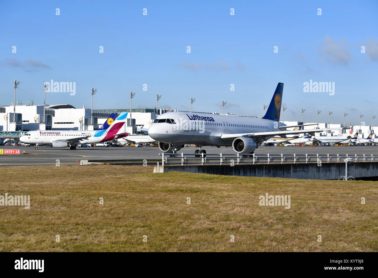 Eurowings, A320, Lufthansa, line up, lineup, Terminal 2, Tower, MAC ...