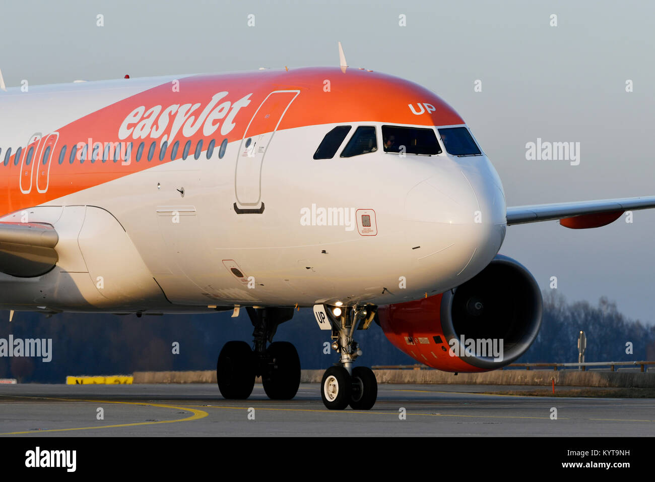 A320 cockpit hi-res stock photography and images - Alamy