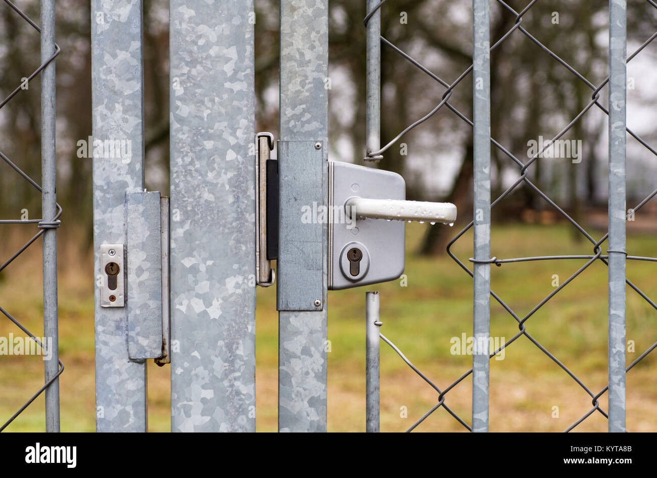 Metal mesh door hi-res stock photography and images - Alamy