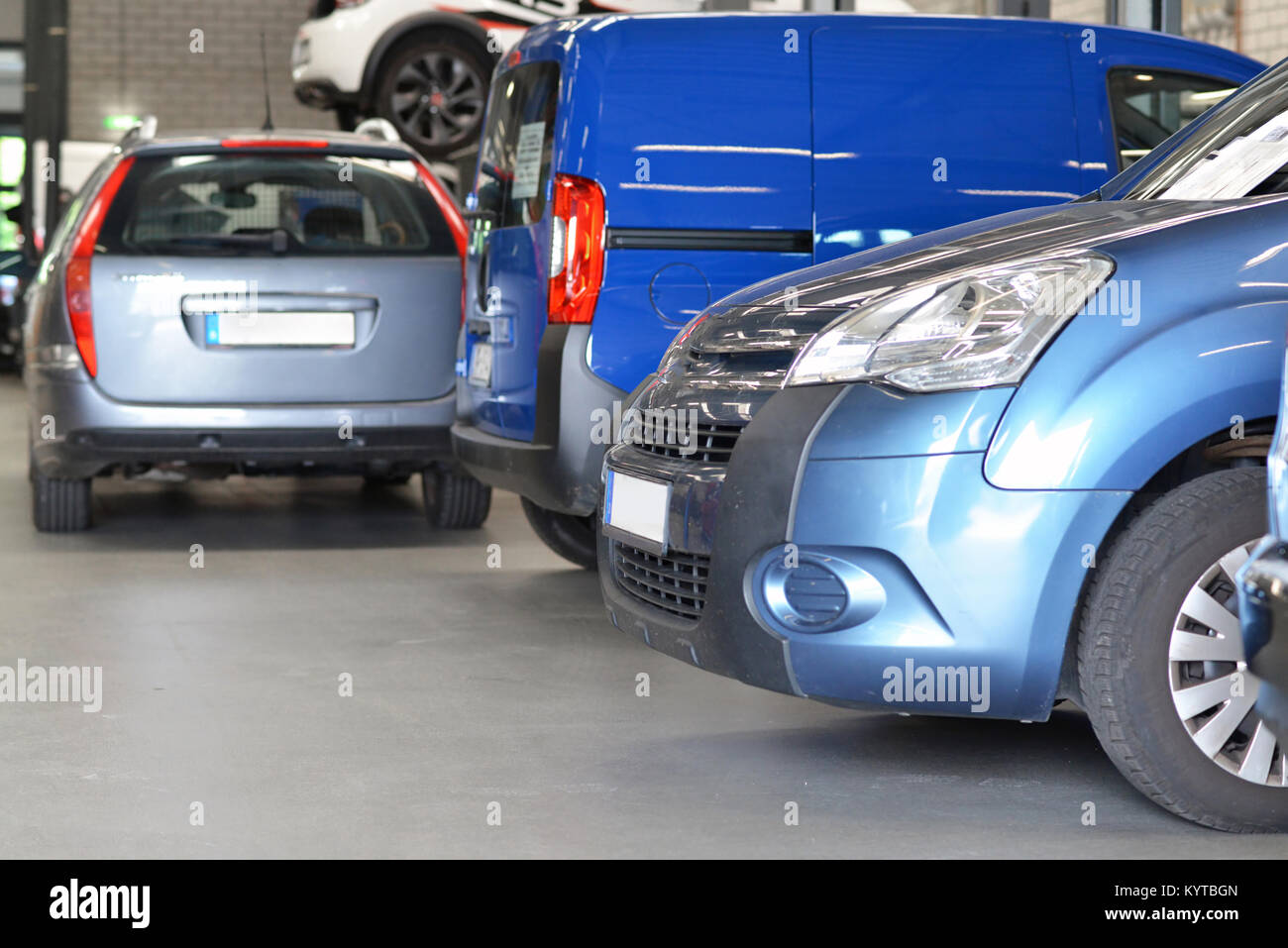 vehicles in a car workshop for service and repair Stock Photo - Alamy