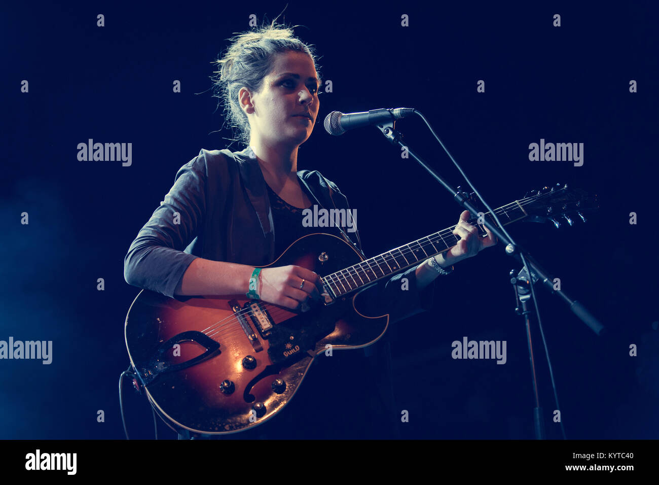 Guitarist singer songwriter showcase hi-res stock photography and ...