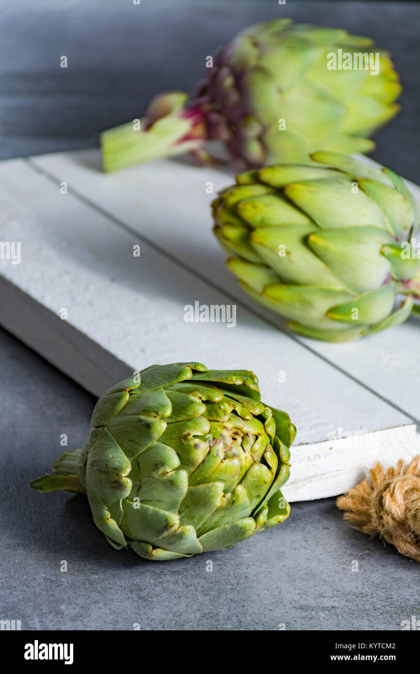 Green ripe raw big artichokes heads ready to cook Stock Photo - Alamy
