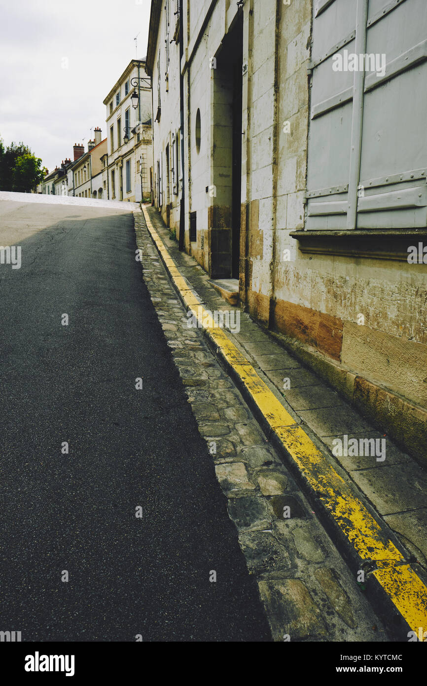 An empty street with a long single yellow line Stock Photo - Alamy