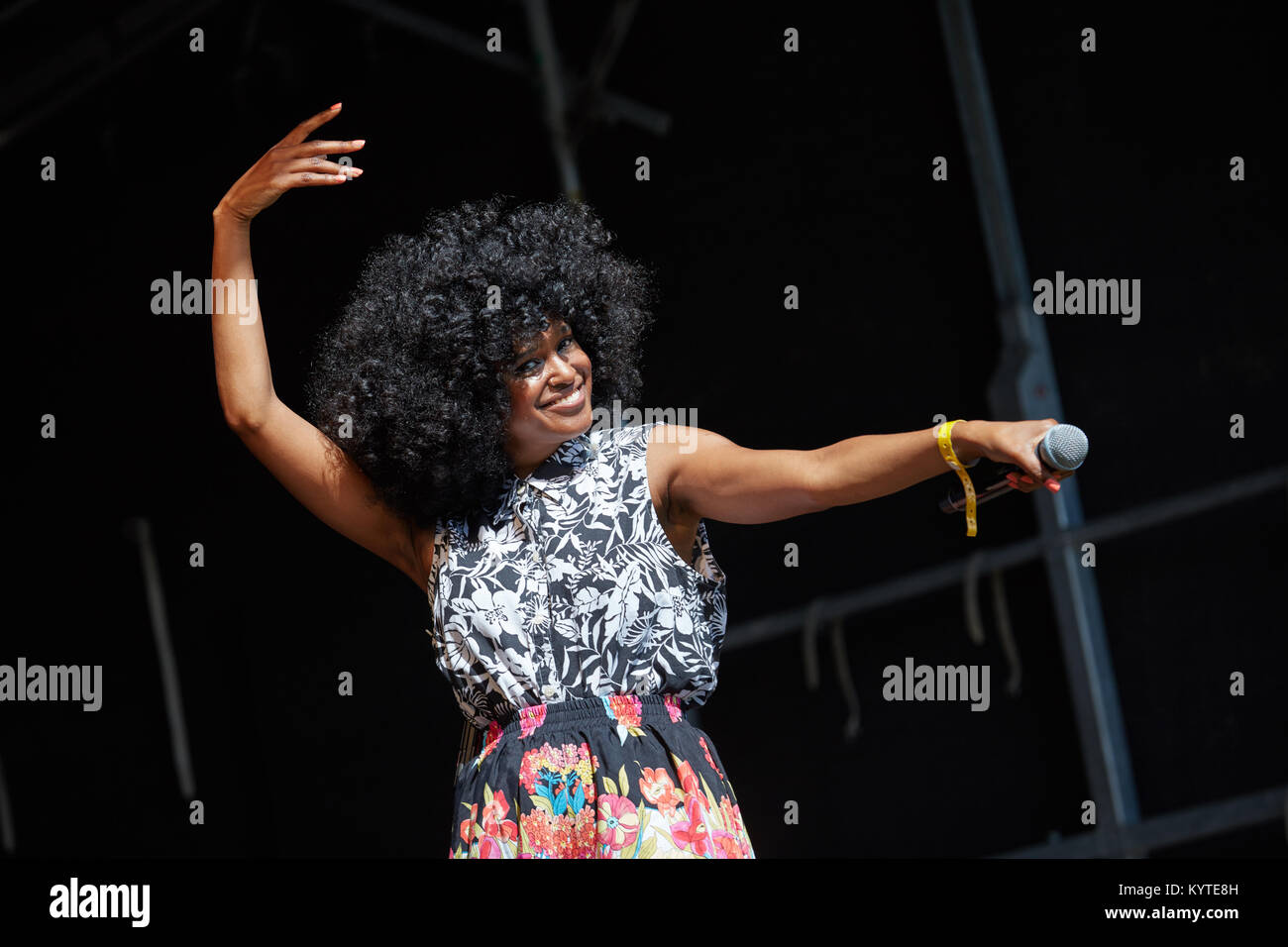 Iris gold singer hi-res stock photography and images - Alamy