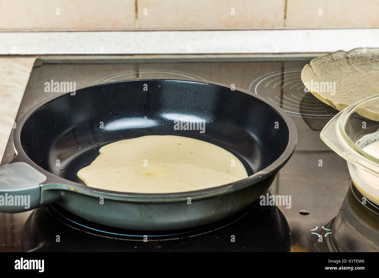 Cooking pancakes for the Russian holiday Maslenitsa carnival Stock ...