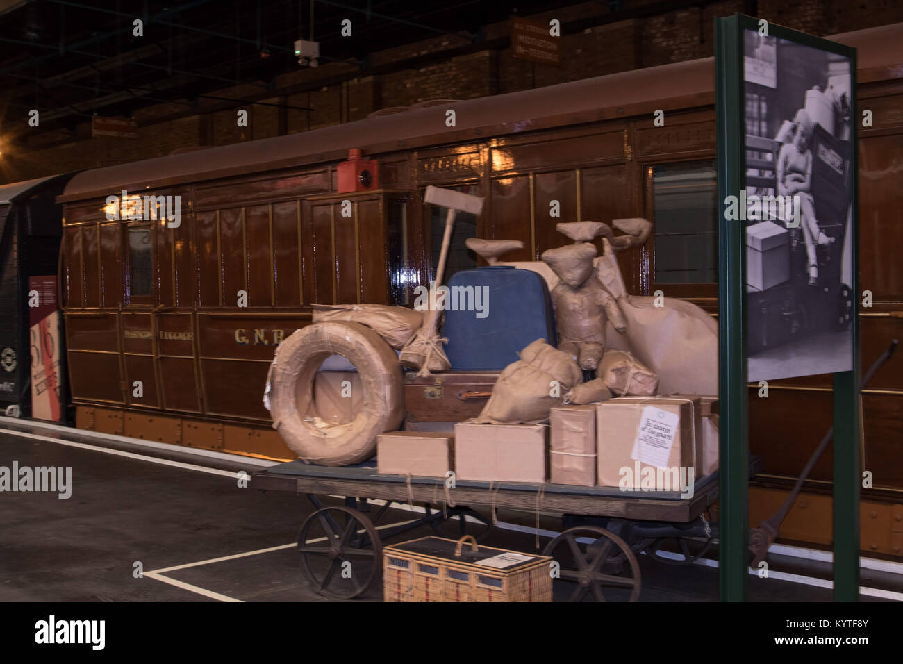 Parcels trolley hi-res stock photography and images - Alamy
