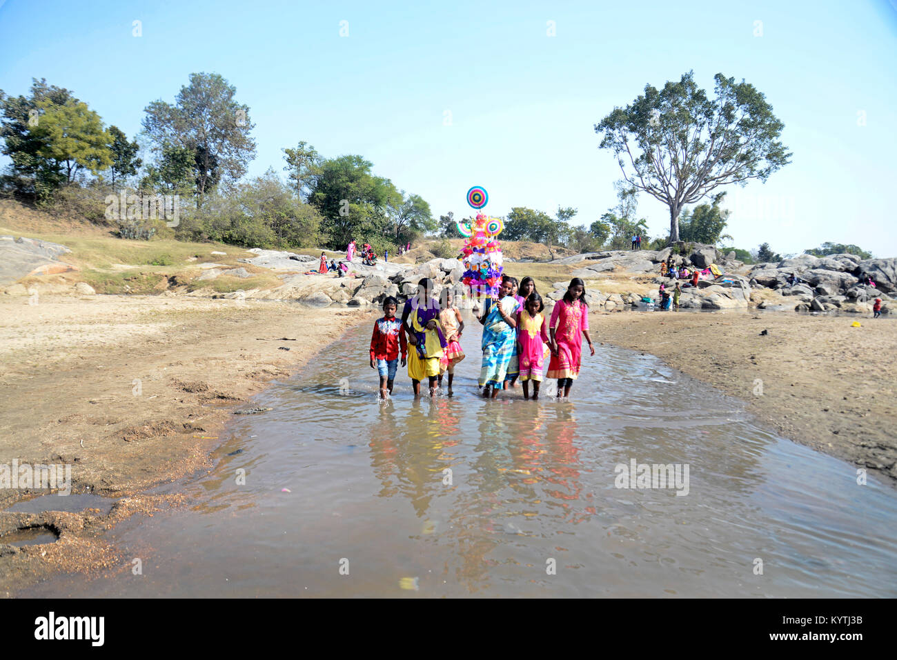 Purulia, India. 16th Jan, 2018. Tribal women bring Tusus idols to ...