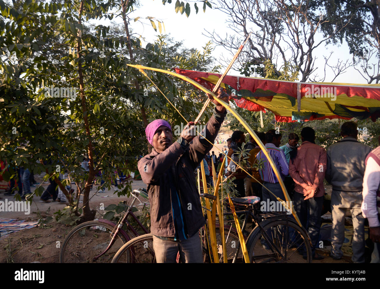 India tribal bow hi-res stock photography and images - Alamy