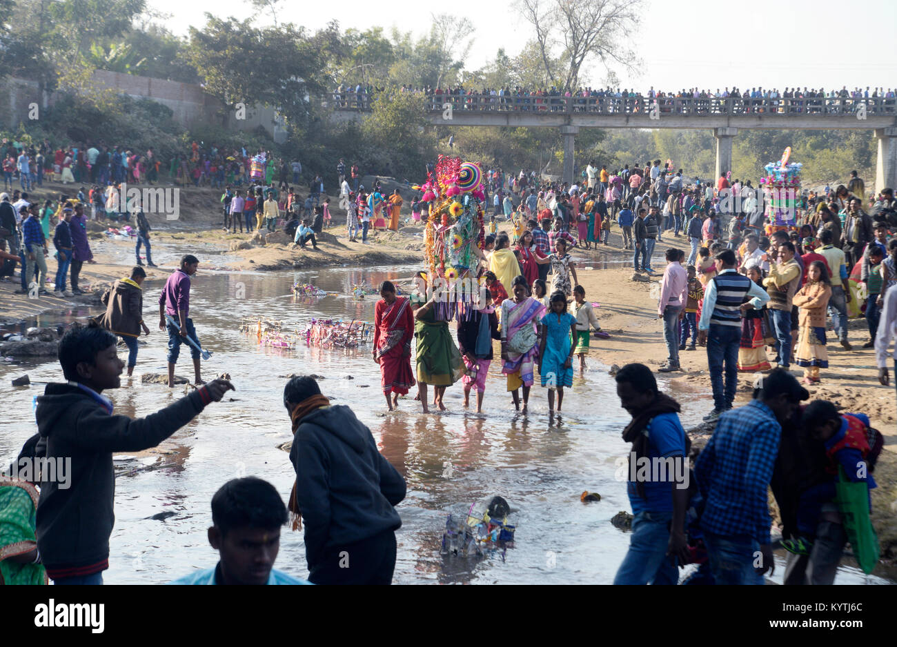 Purulia, India. 16th Jan, 2018. Tribal women bring Tusus idols to ...