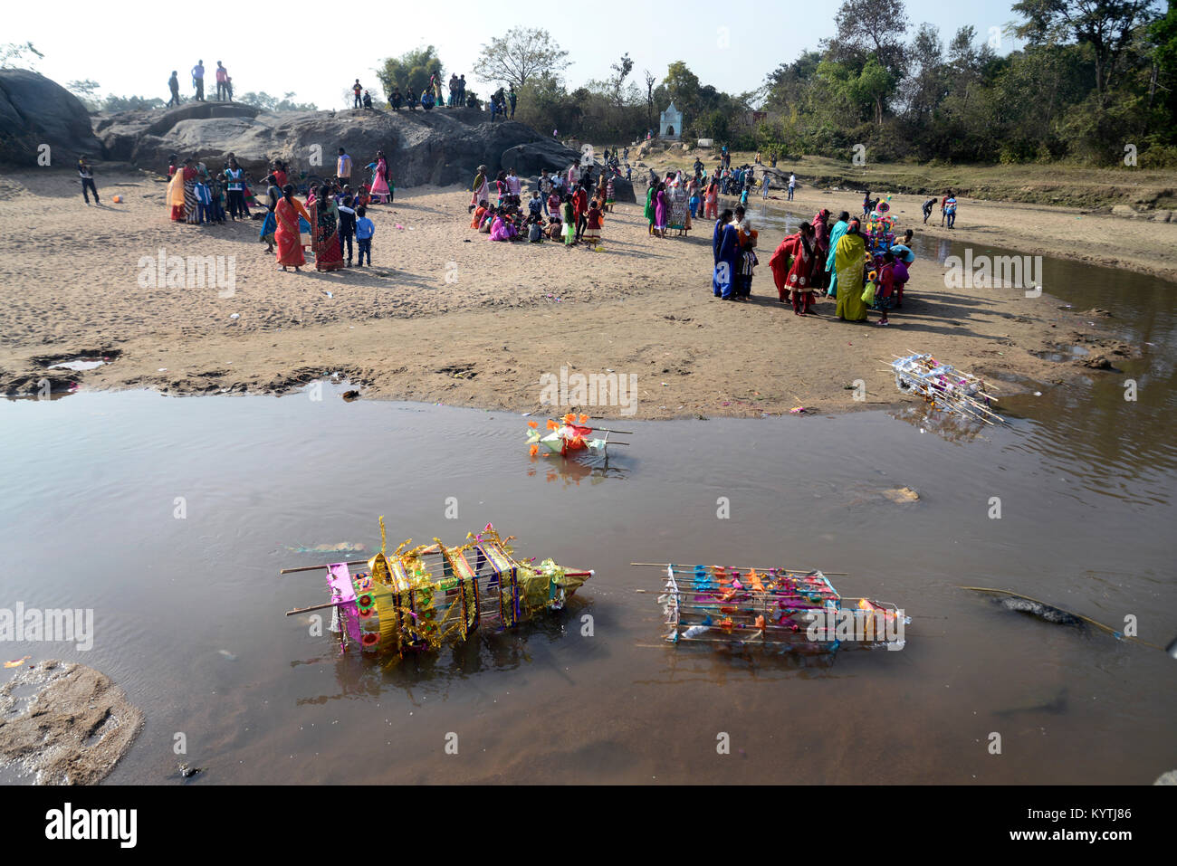 Purulia, India. 16th Jan, 2018. Tribal women bring Tusus idols to ...