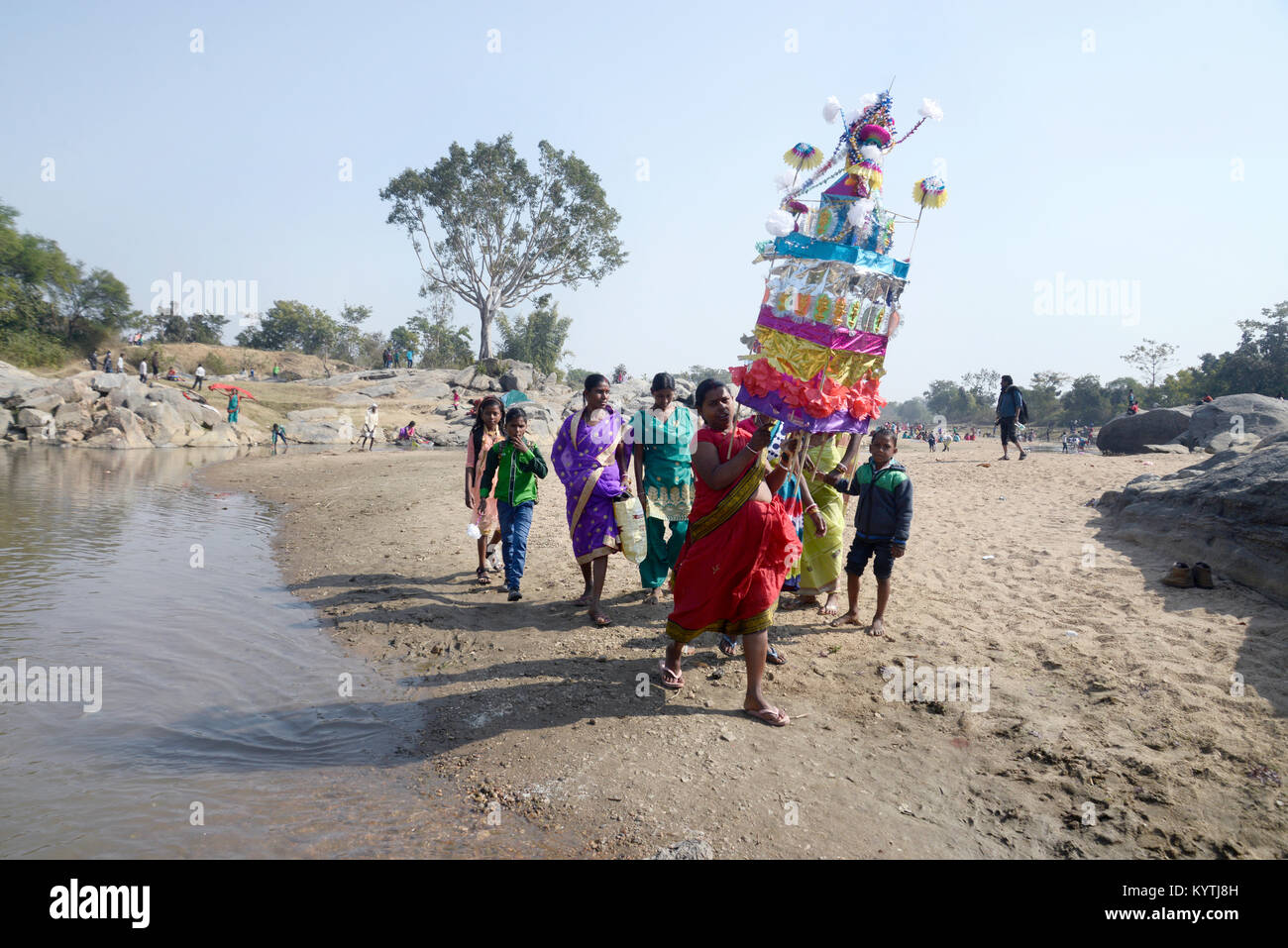 Purulia, India. 16th Jan, 2018. Tribal women bring Tusus idols to ...