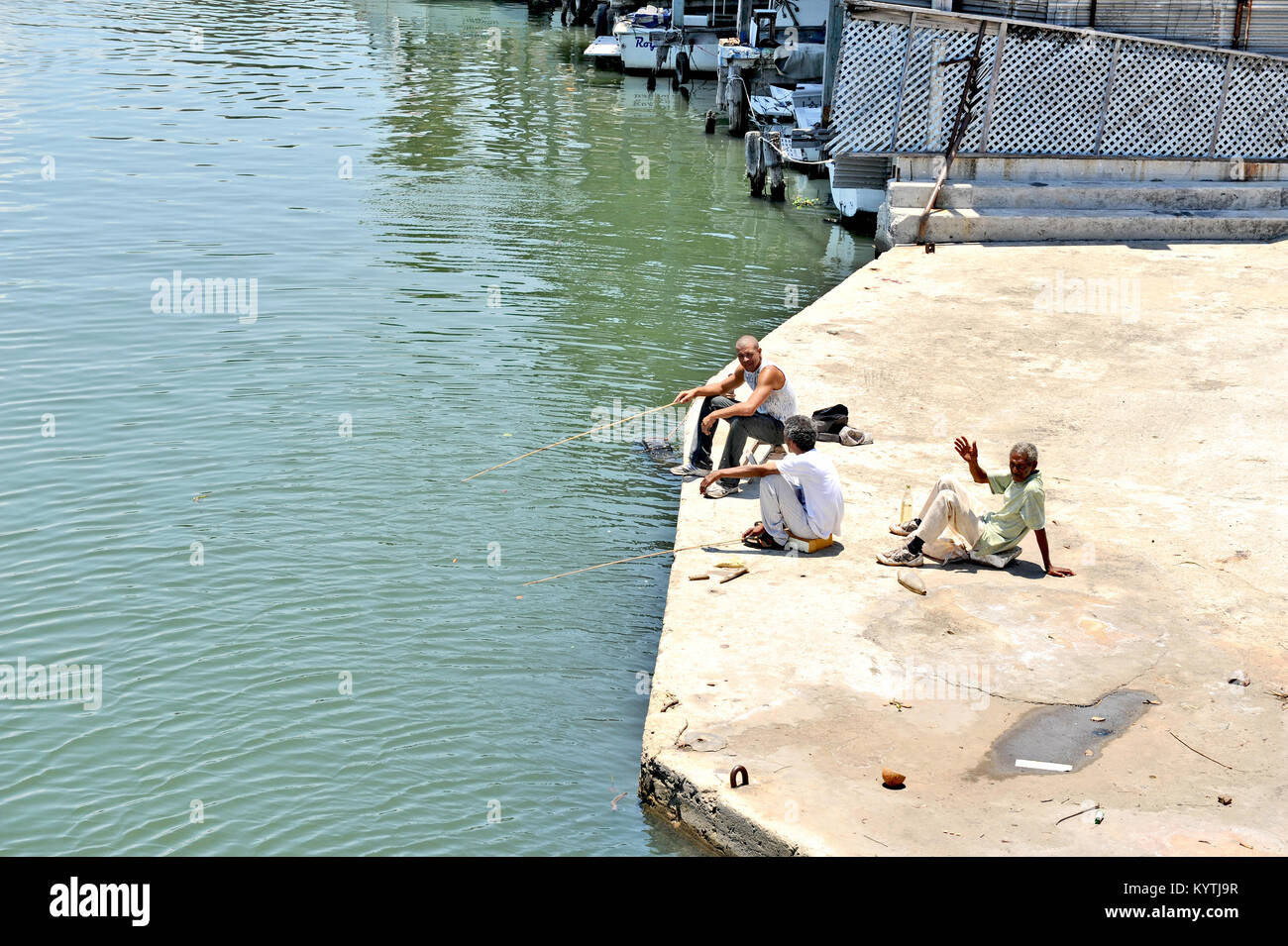 Cuban men fishing hi-res stock photography and images - Alamy