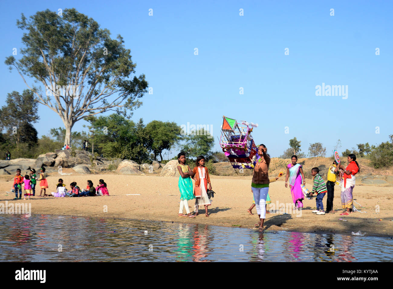 Purulia, India. 16th Jan, 2018. Tribal women bring Tusus idols to ...