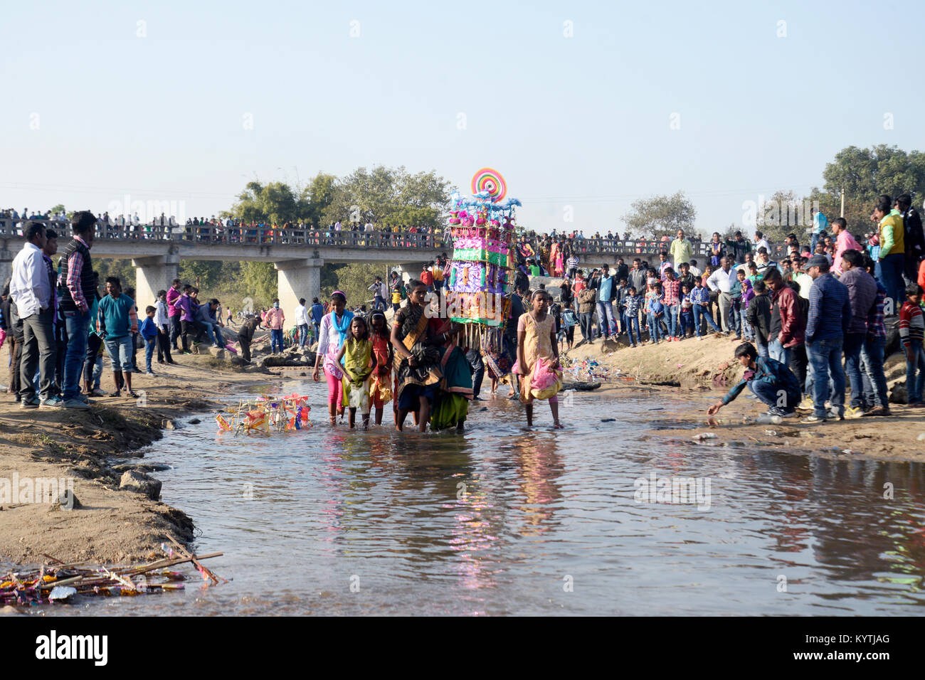 Purulia, India. 16th Jan, 2018. Tribal women bring Tusus idols to ...