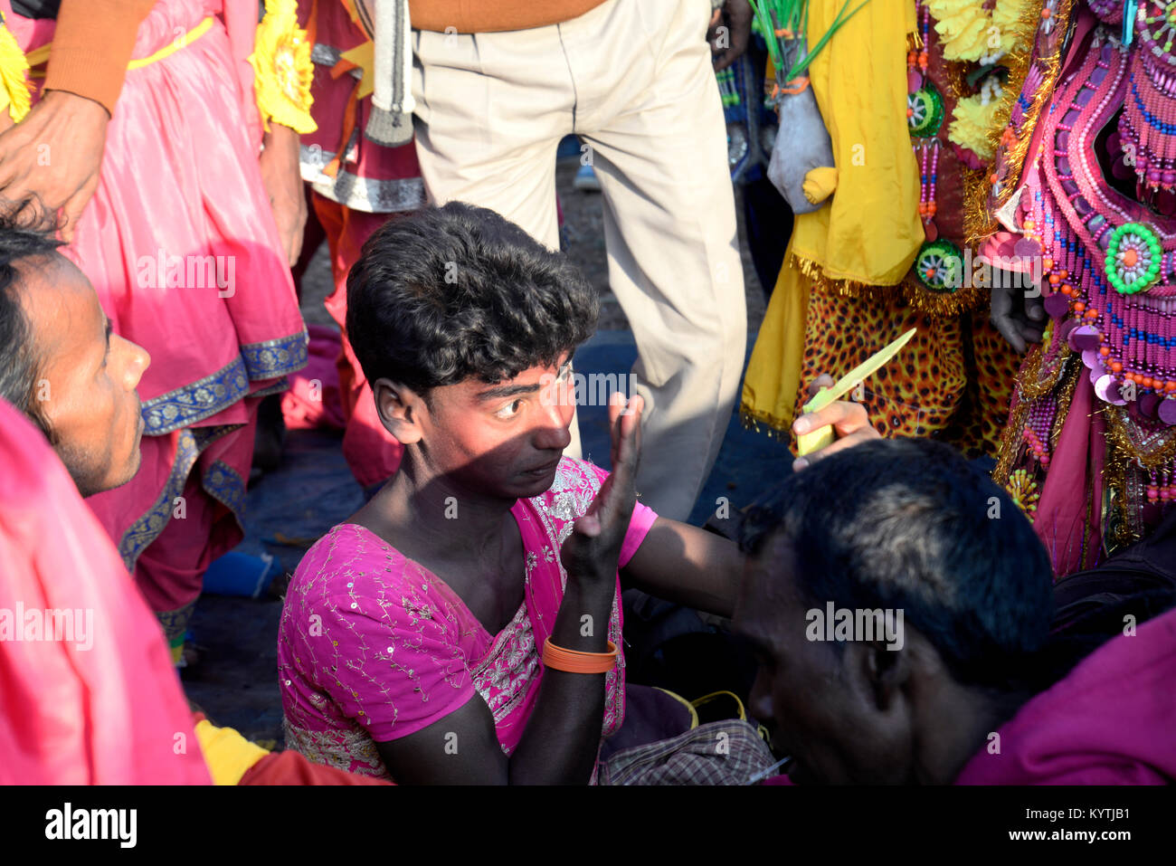 Purulia, India. 16th Jan, 2018. Tribal artist takes make up before chau ...