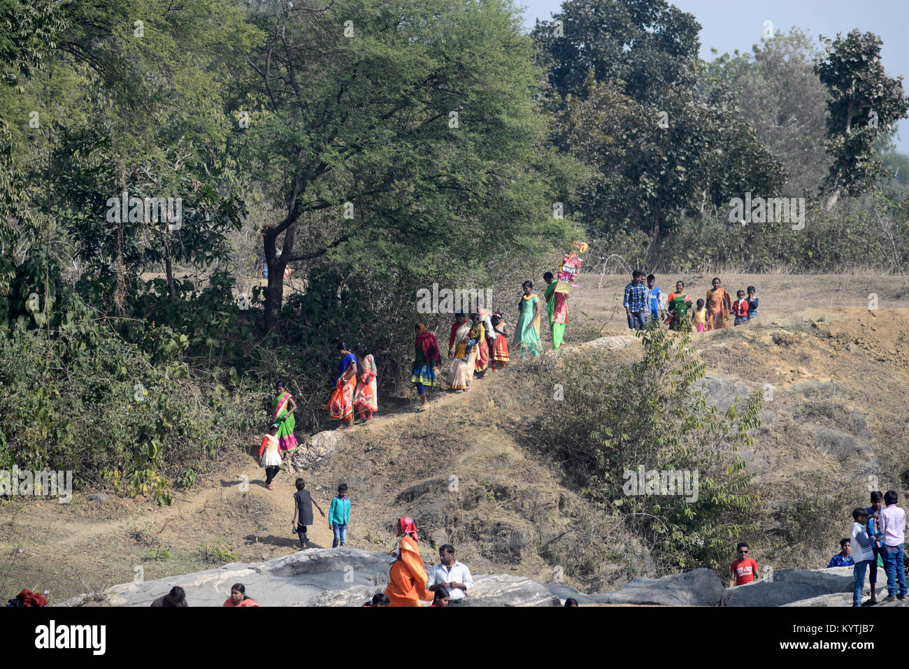 Purulia, India. 16th Jan, 2018. Tribal women bring Tusus idols to ...