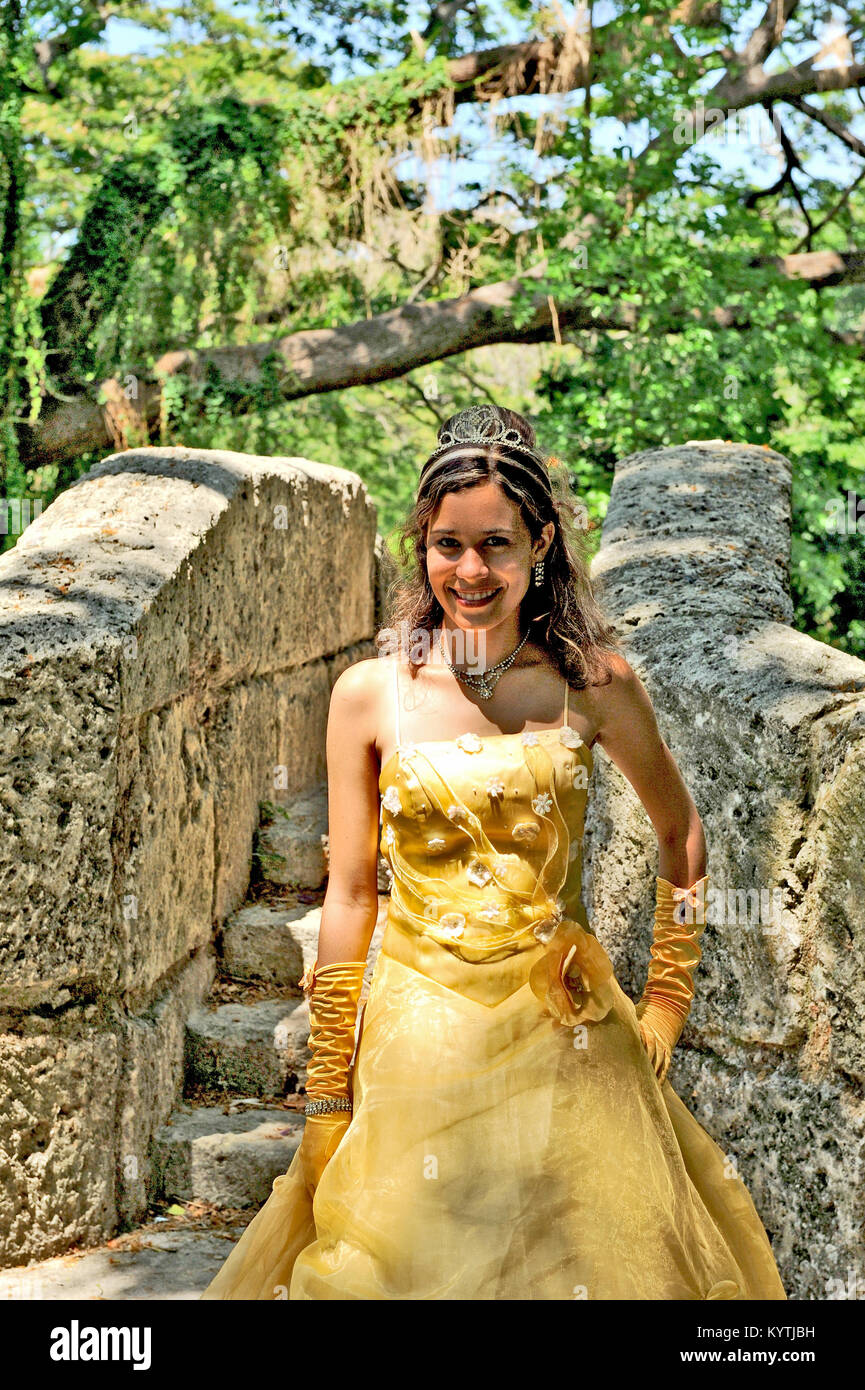 Beautiful cuban woman in havana hi-res stock photography and images - Alamy