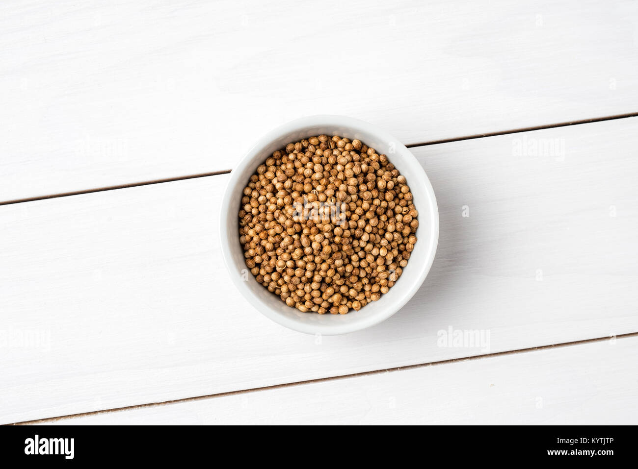 Dry coriander in white bowl. Close up Stock Photo - Alamy