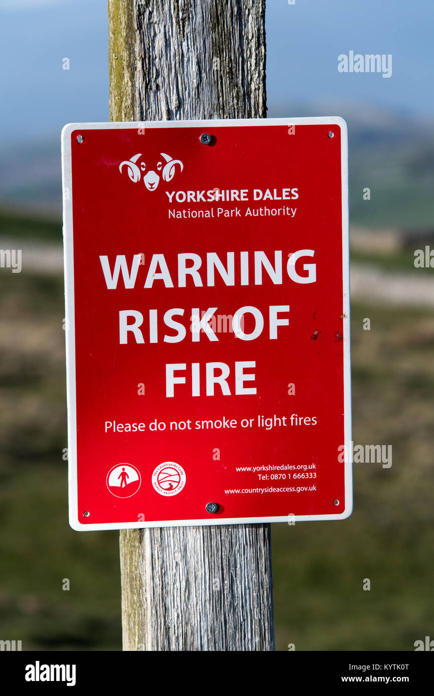 Weather warning signs hi-res stock photography and images - Alamy