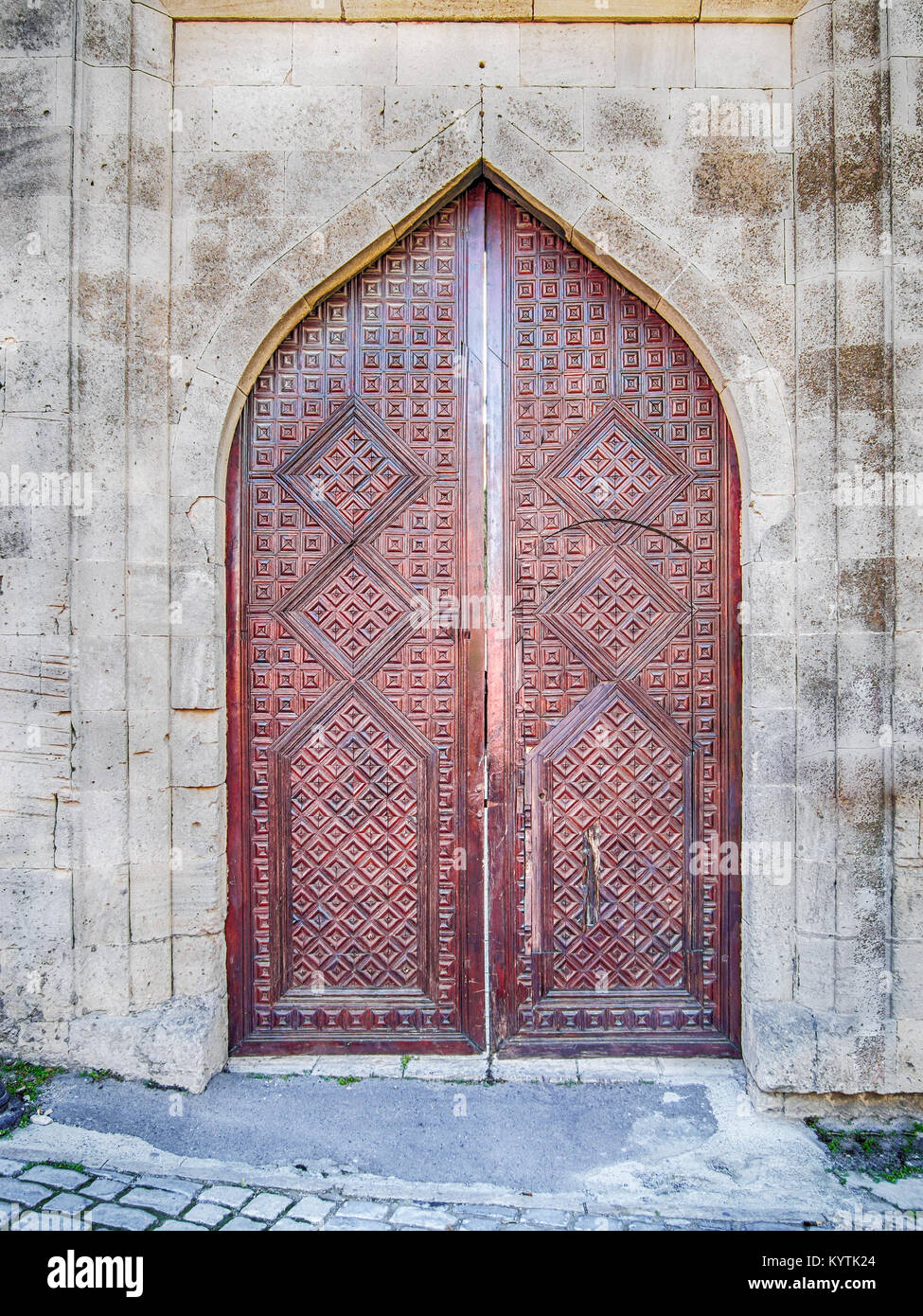 Asian style ancient wooden door in Baku old town Stock Photo - Alamy