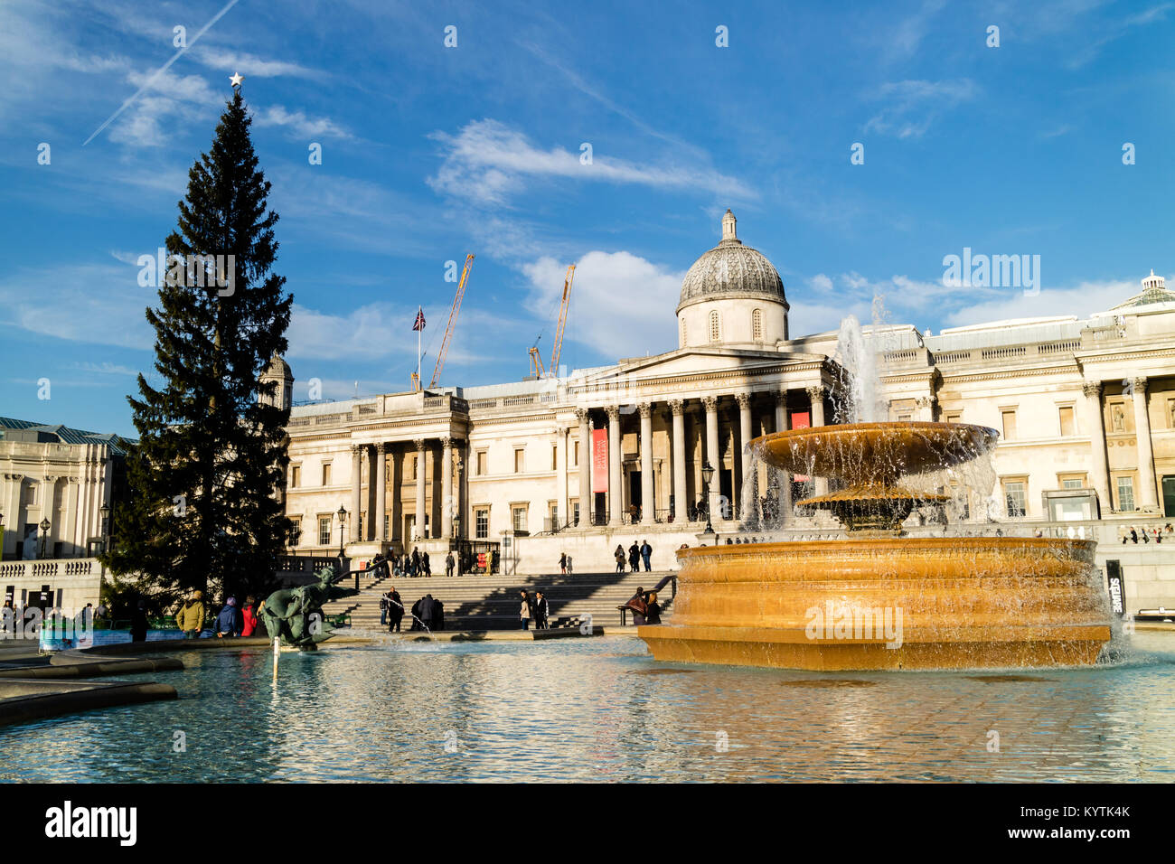 Beautiful fountains trafalgar square hi-res stock photography and ...
