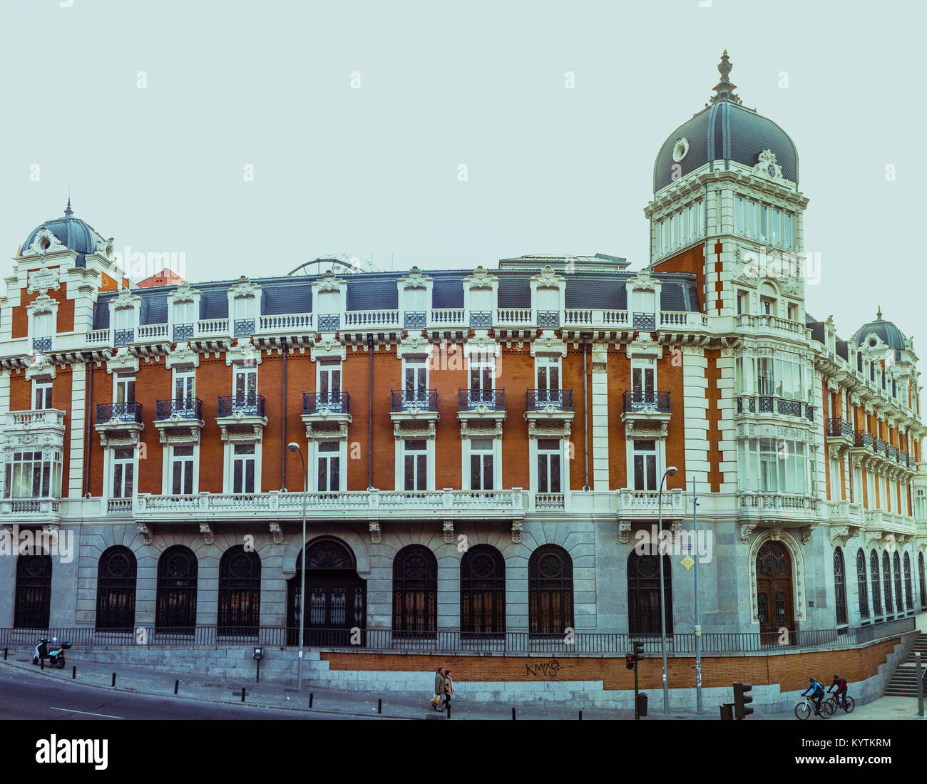 Gothic style royal palace hi-res stock photography and images - Alamy