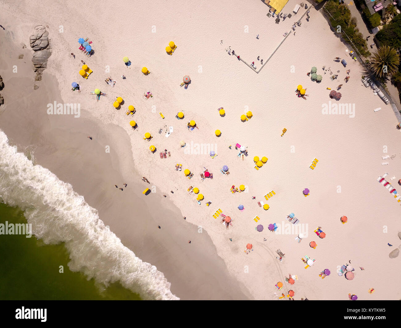 Overhead summer beach hi-res stock photography and images - Alamy