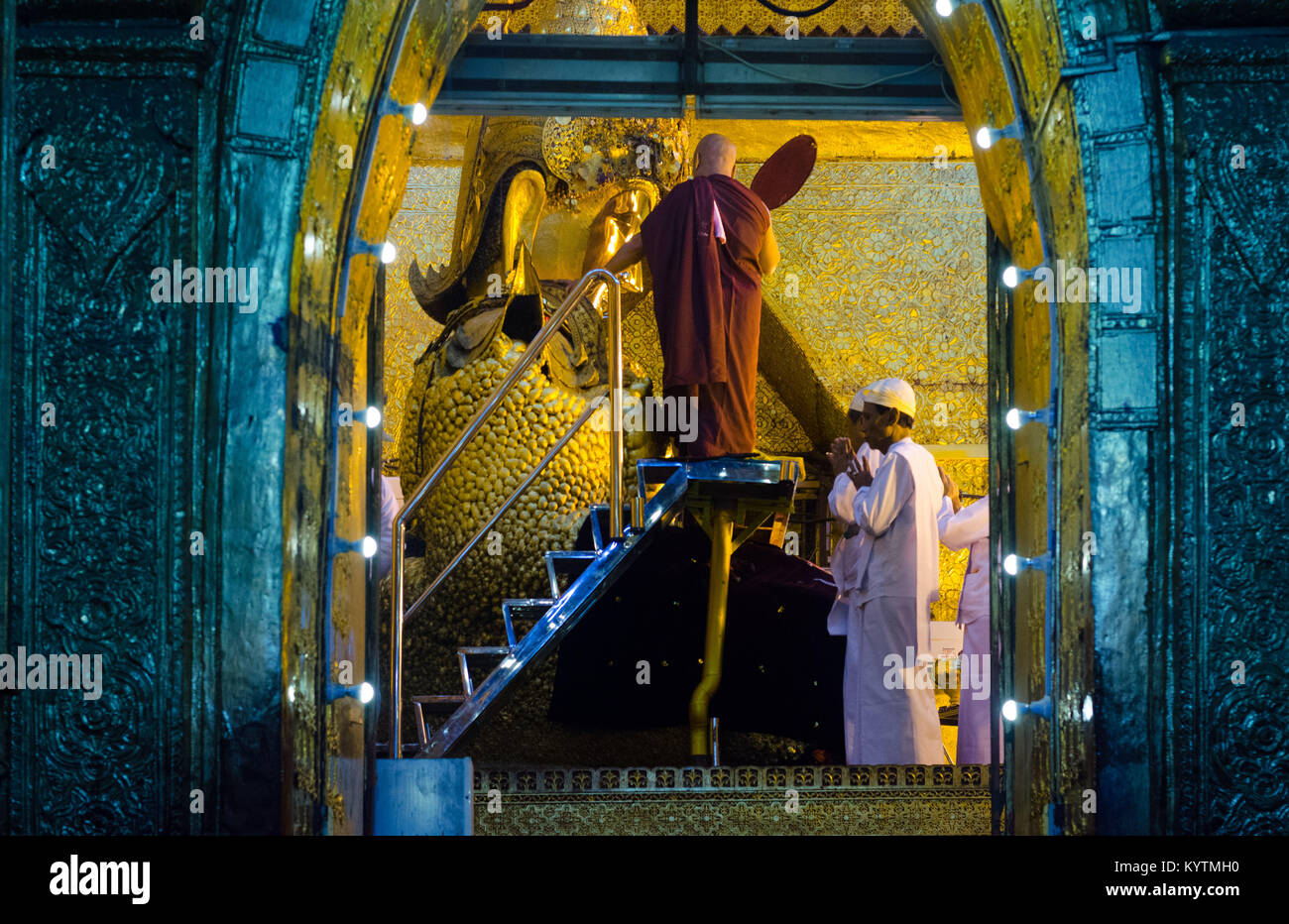 Buddhist priest hi-res stock photography and images - Alamy