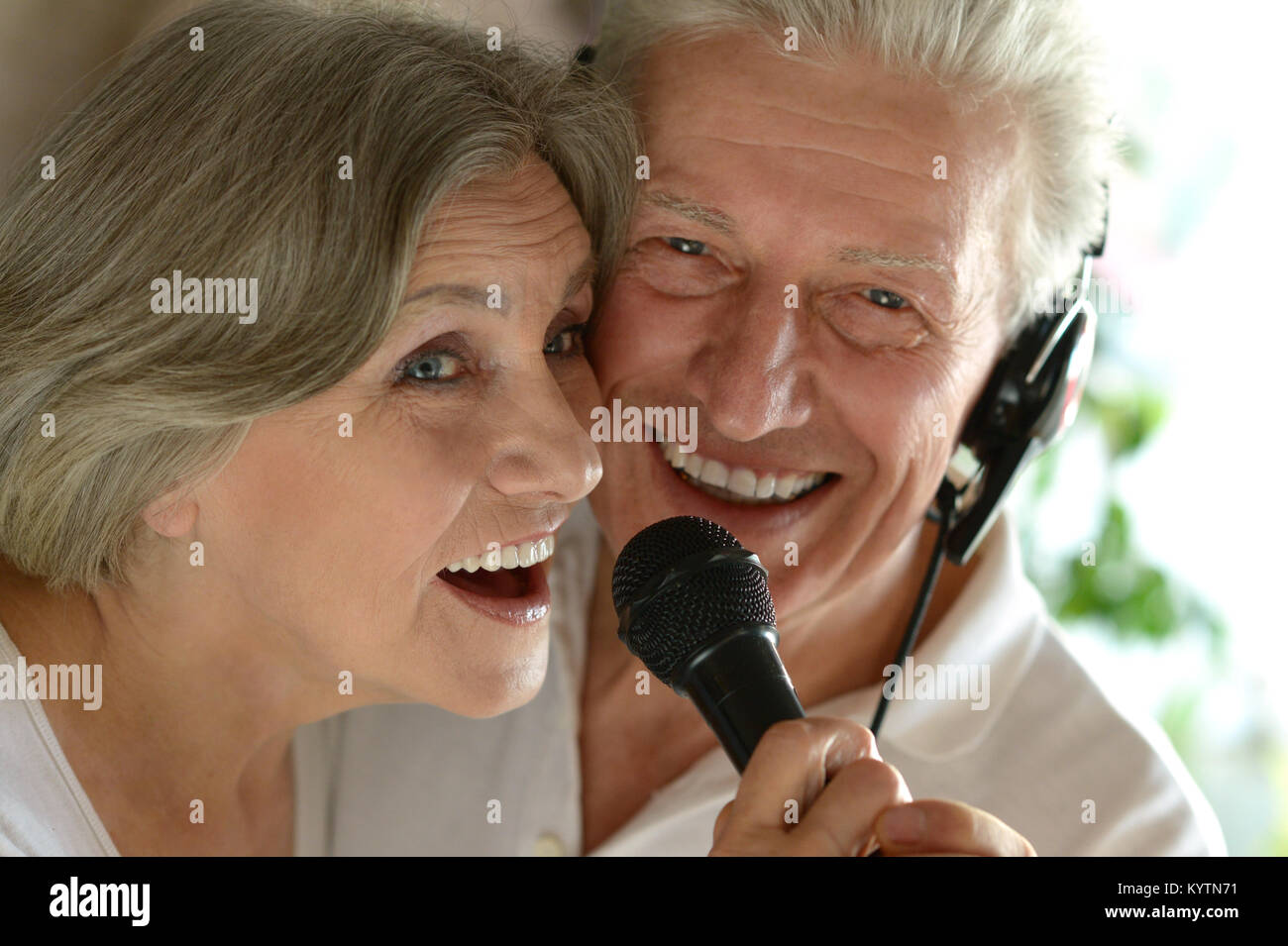 Singing seniors hi-res stock photography and images - Alamy