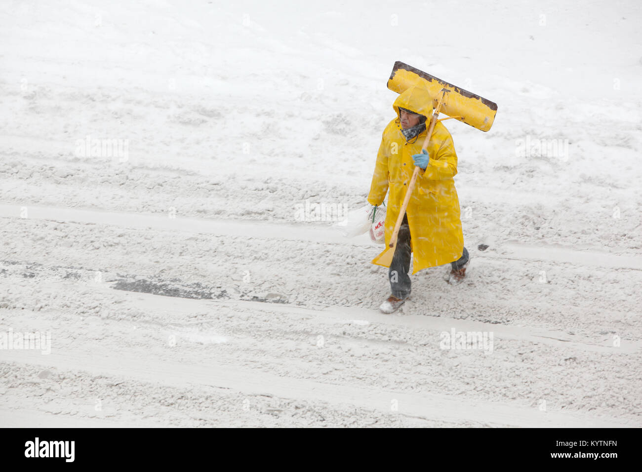 Snow shuffle hi-res stock photography and images - Alamy
