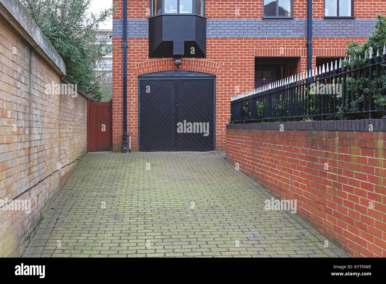 Long driveway hi-res stock photography and images - Alamy