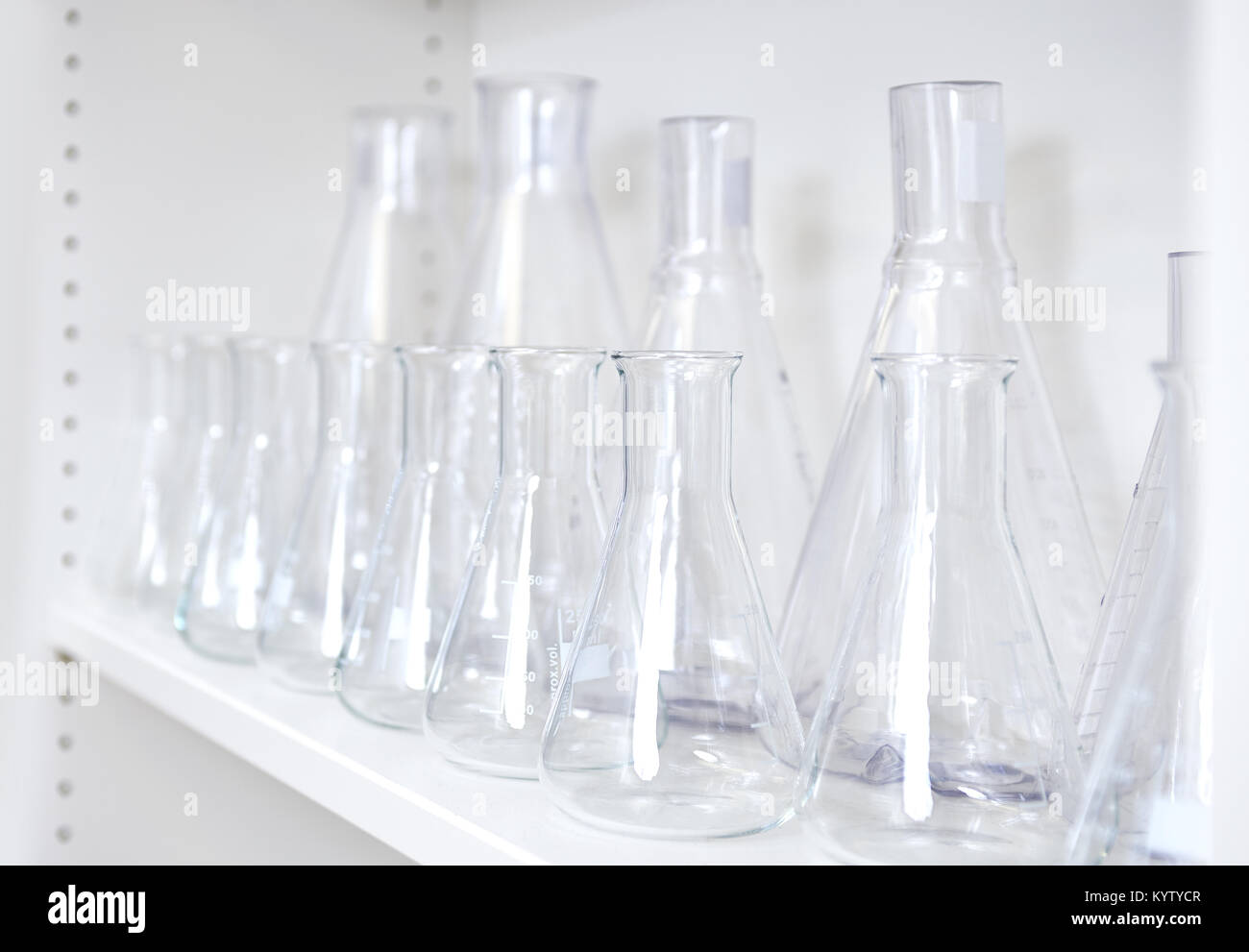 Retort flask hi-res stock photography and images - Alamy