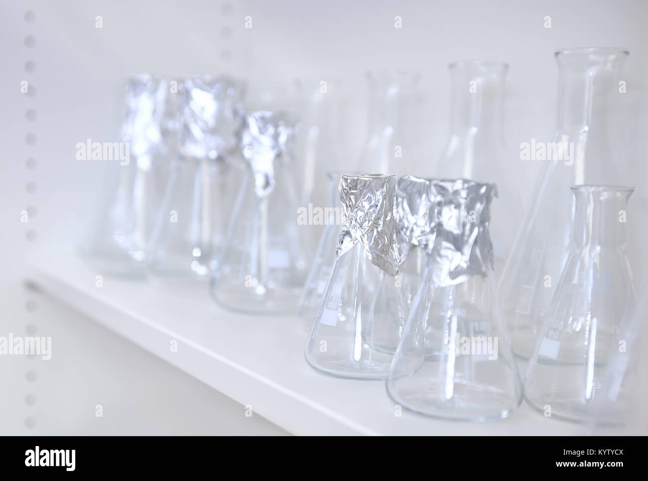 Retort flask hi-res stock photography and images - Alamy