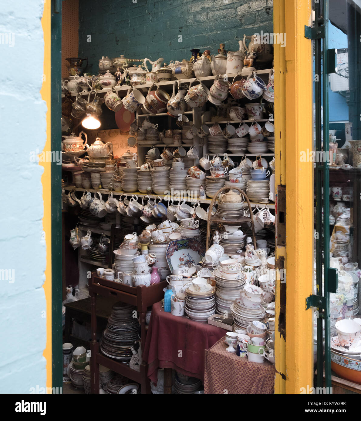 Antique shop interior london hi-res stock photography and images - Alamy