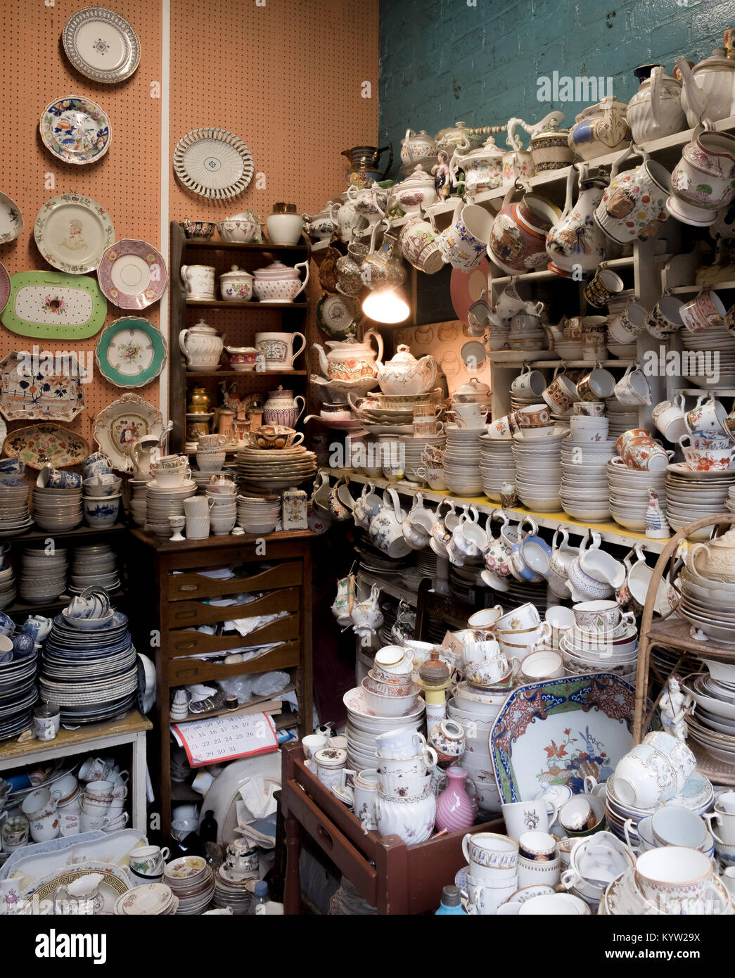 Antique shop interior london hi-res stock photography and images - Alamy
