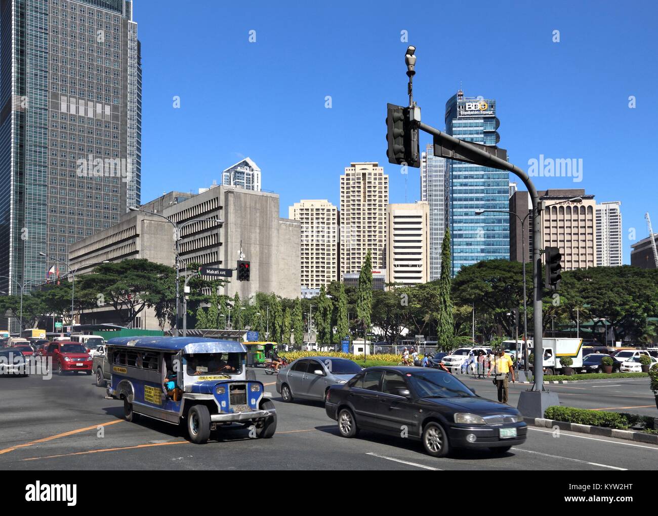 MANILA, PHILIPPINES - NOVEMBER 28, 2017: People drive in heavy traffic ...