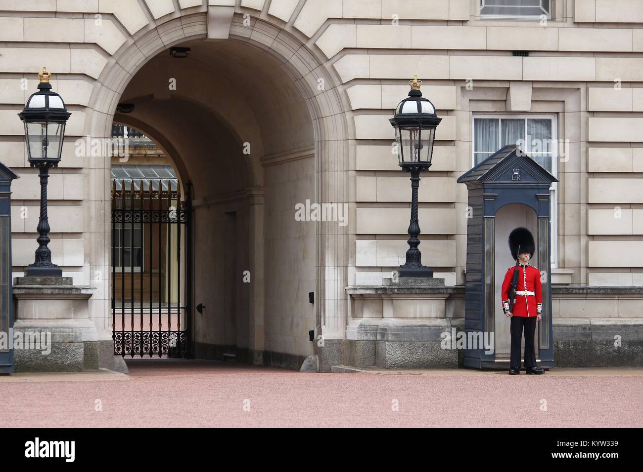 LONDON, UK - APRIL 23, 2016: Queen's Guard soldier stands in front of ...