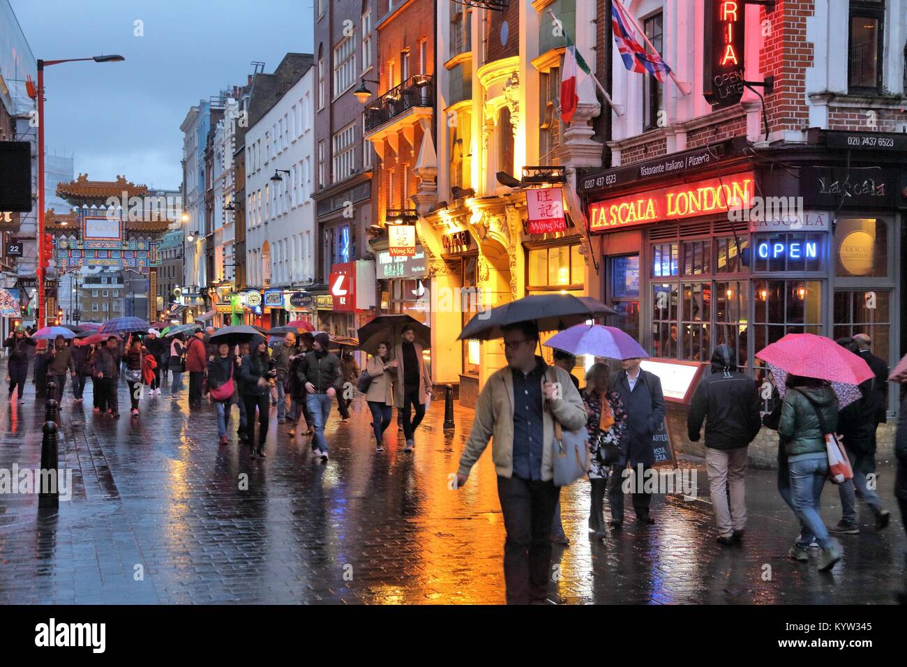 People walk in rainy hi-res stock photography and images - Alamy