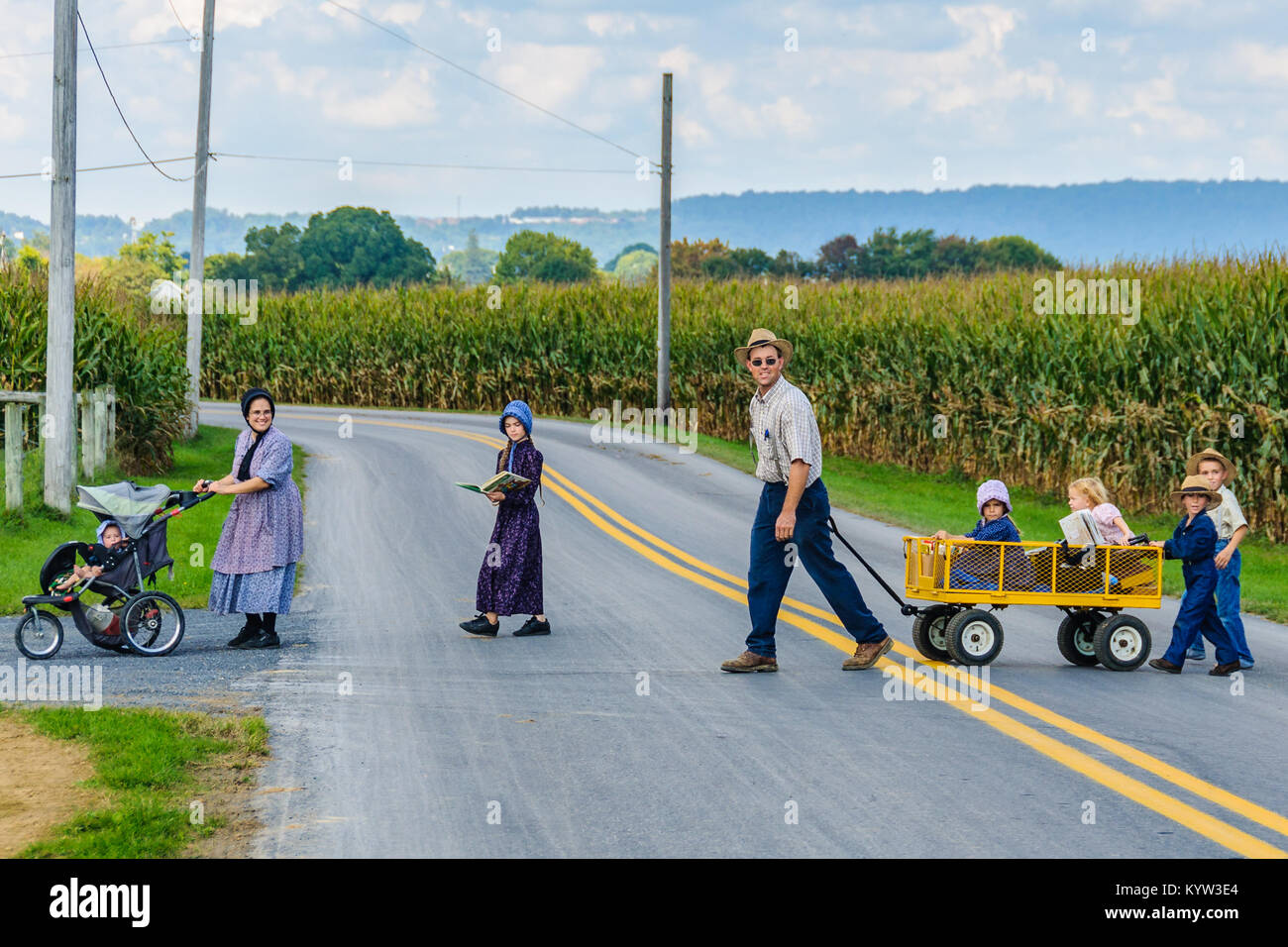 Amish children hi-res stock photography and images - Alamy