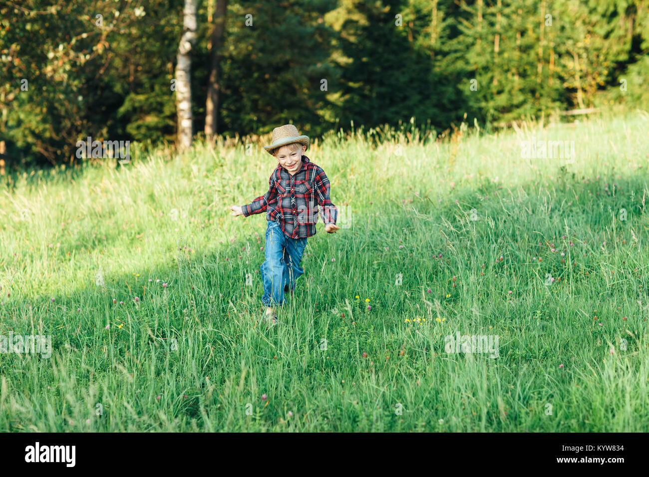 Boy running in the countryside hi-res stock photography and images - Alamy
