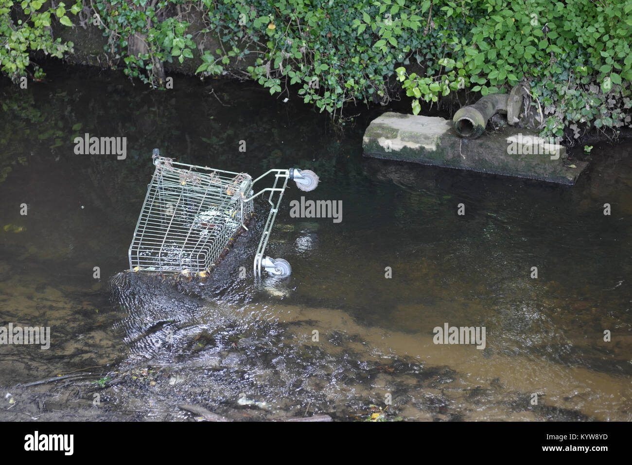 Rubbish trash garbage river hi-res stock photography and images - Alamy