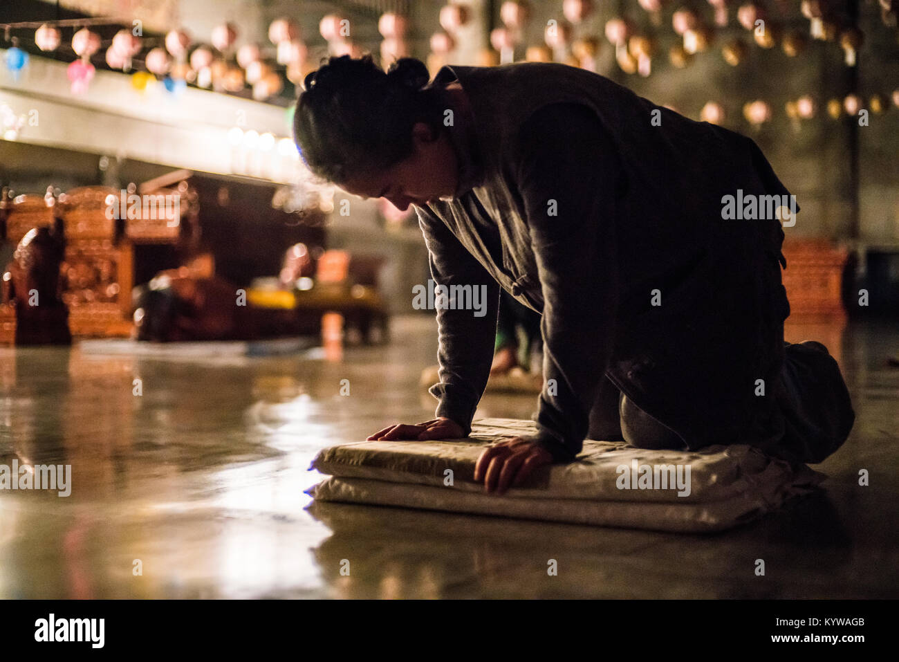 Korean prayer praying asian hi-res stock photography and images - Alamy