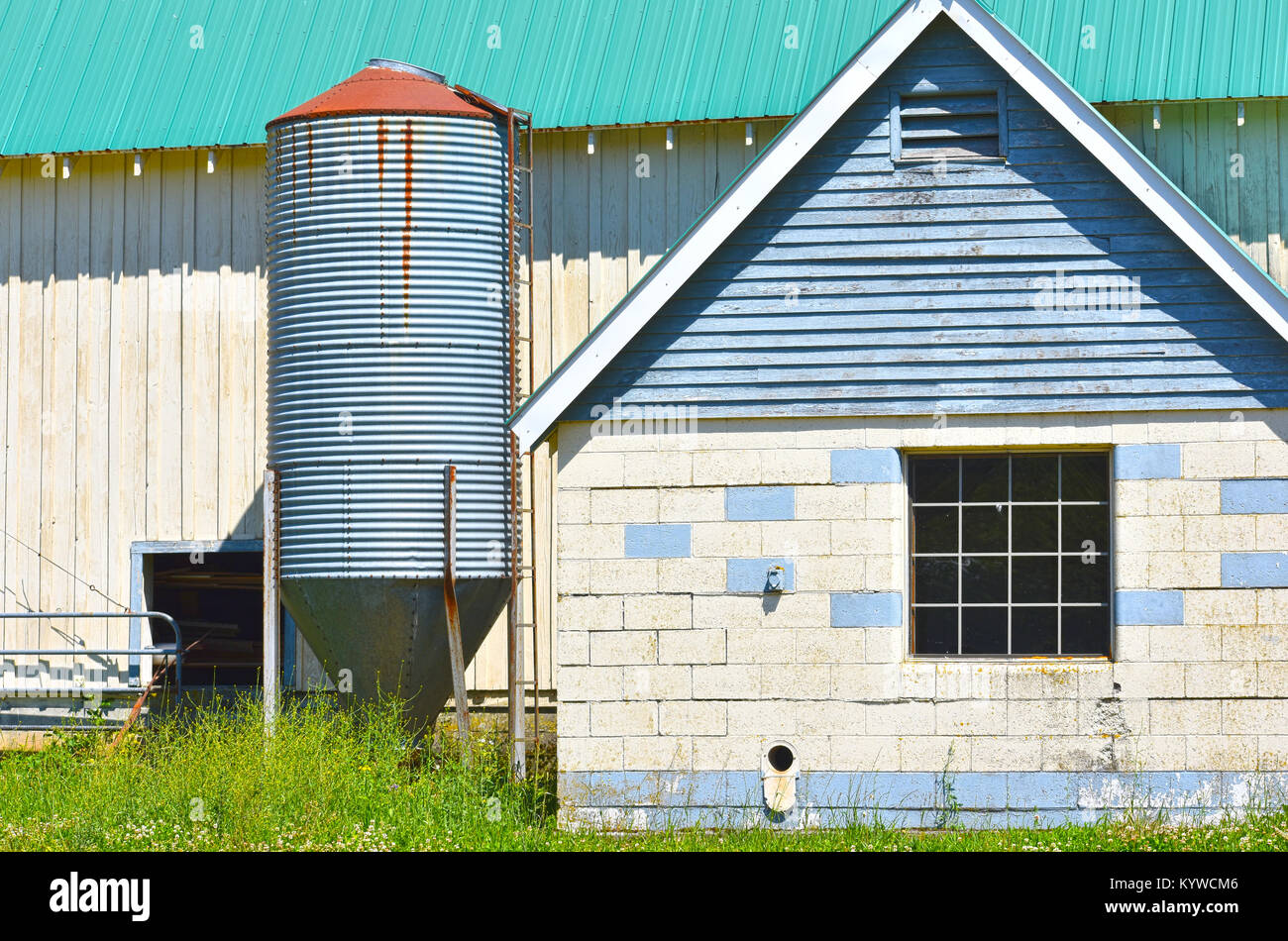 Small farm storage building structure hi-res stock photography and ...
