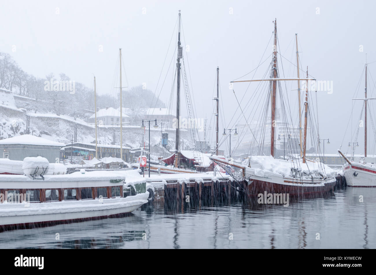 Sailing ships in harbour hi-res stock photography and images - Alamy