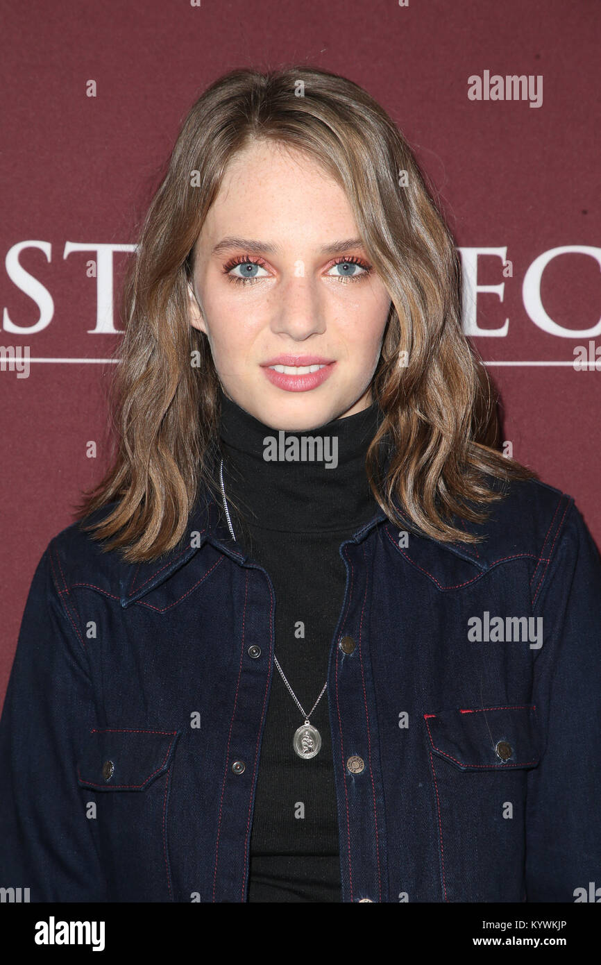 Maya hawke little women hi-res stock photography and images - Alamy