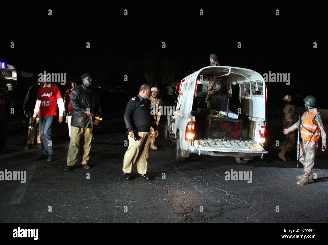 Karachi. 16th Jan, 2018. Security officials arrive at the attack site ...