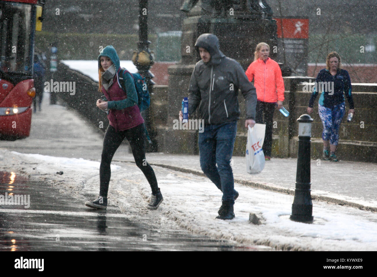 Glasgow, UK. 17th Jan, 2018. Sleety snow returns to Glasgow. Credit ...
