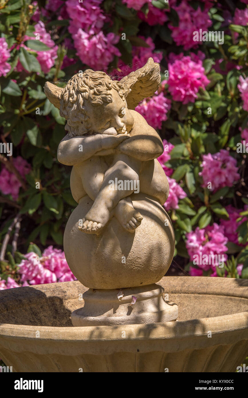 Sleeping cherub hi-res stock photography and images - Alamy